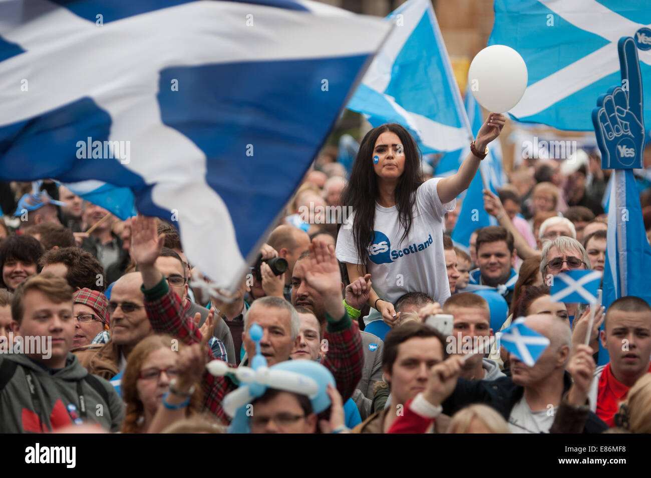 Pro-Scottish Independence Yes supporters in George Square in the week ...