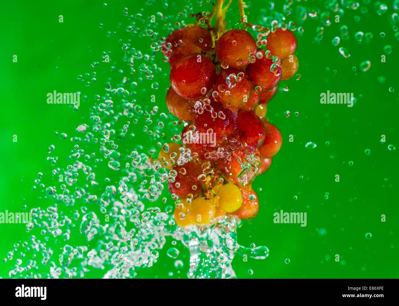 Grape cluster water splash hi-res stock photography and images - Alamy