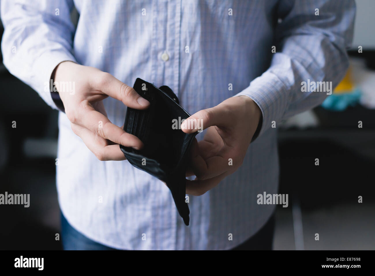 Man holding an empty wallet Stock Photo - Alamy