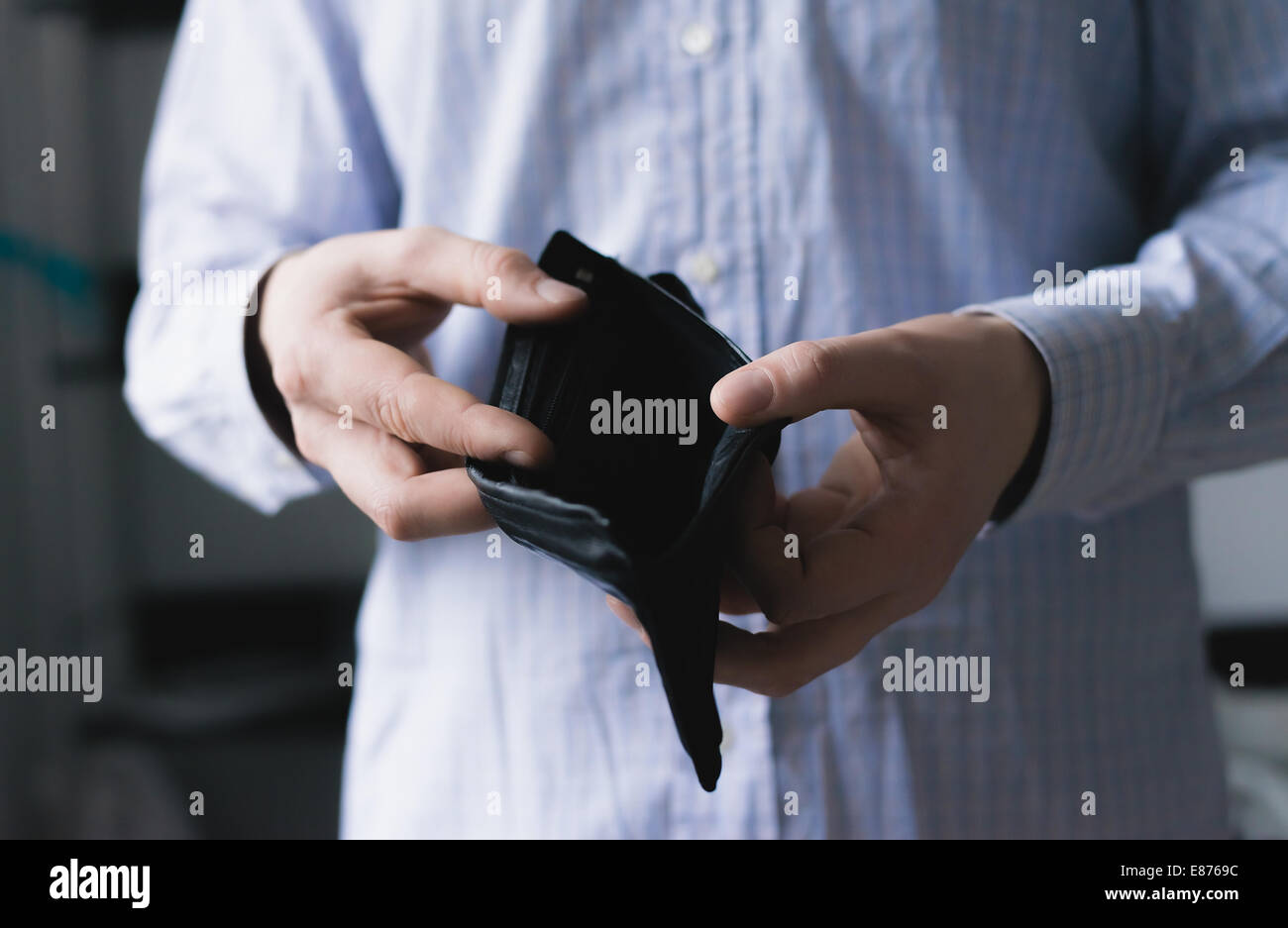 Man holding an empty wallet Stock Photo - Alamy