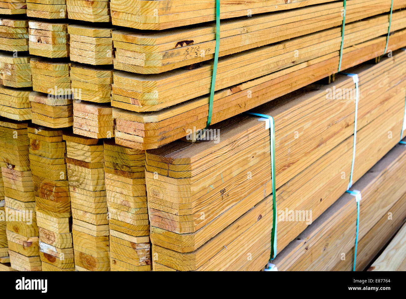 Building supplies, Stacked wood fence lumber Stock Photo - Alamy