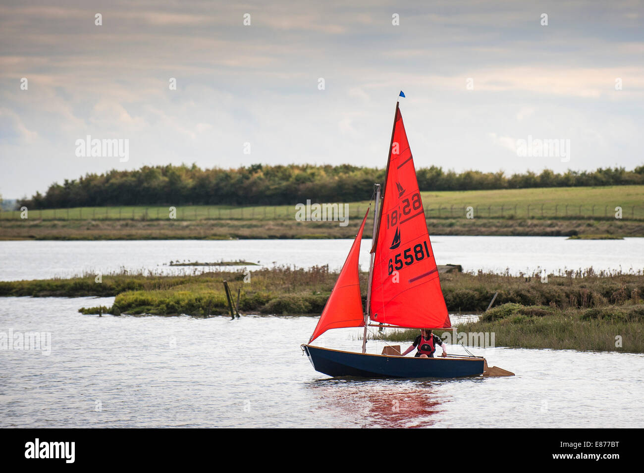 Mirror dinghy sails hi-res stock photography and images - Alamy