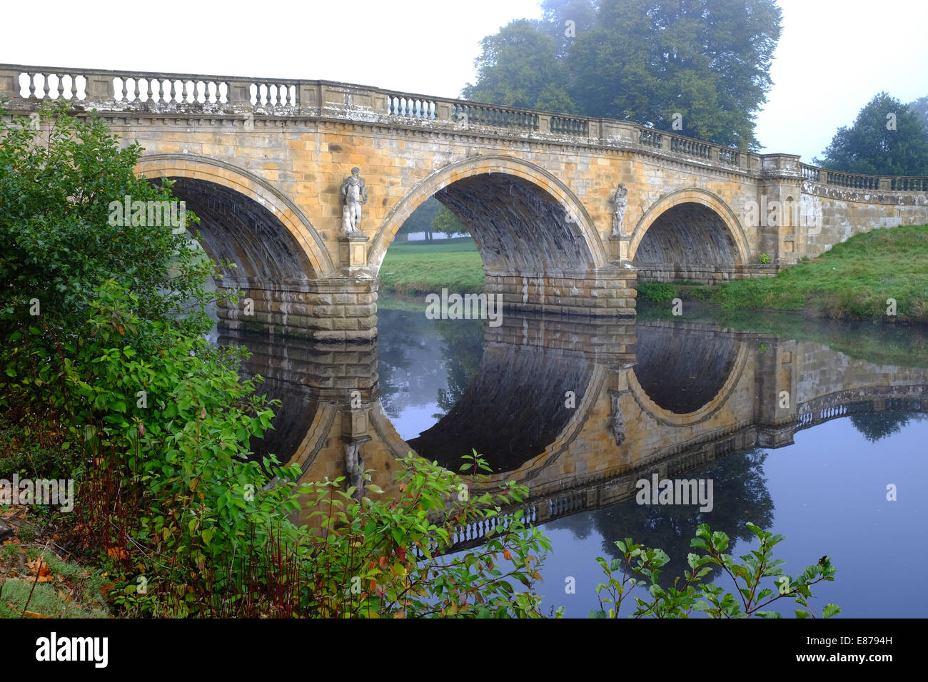 Chatsworth statue hi-res stock photography and images - Alamy
