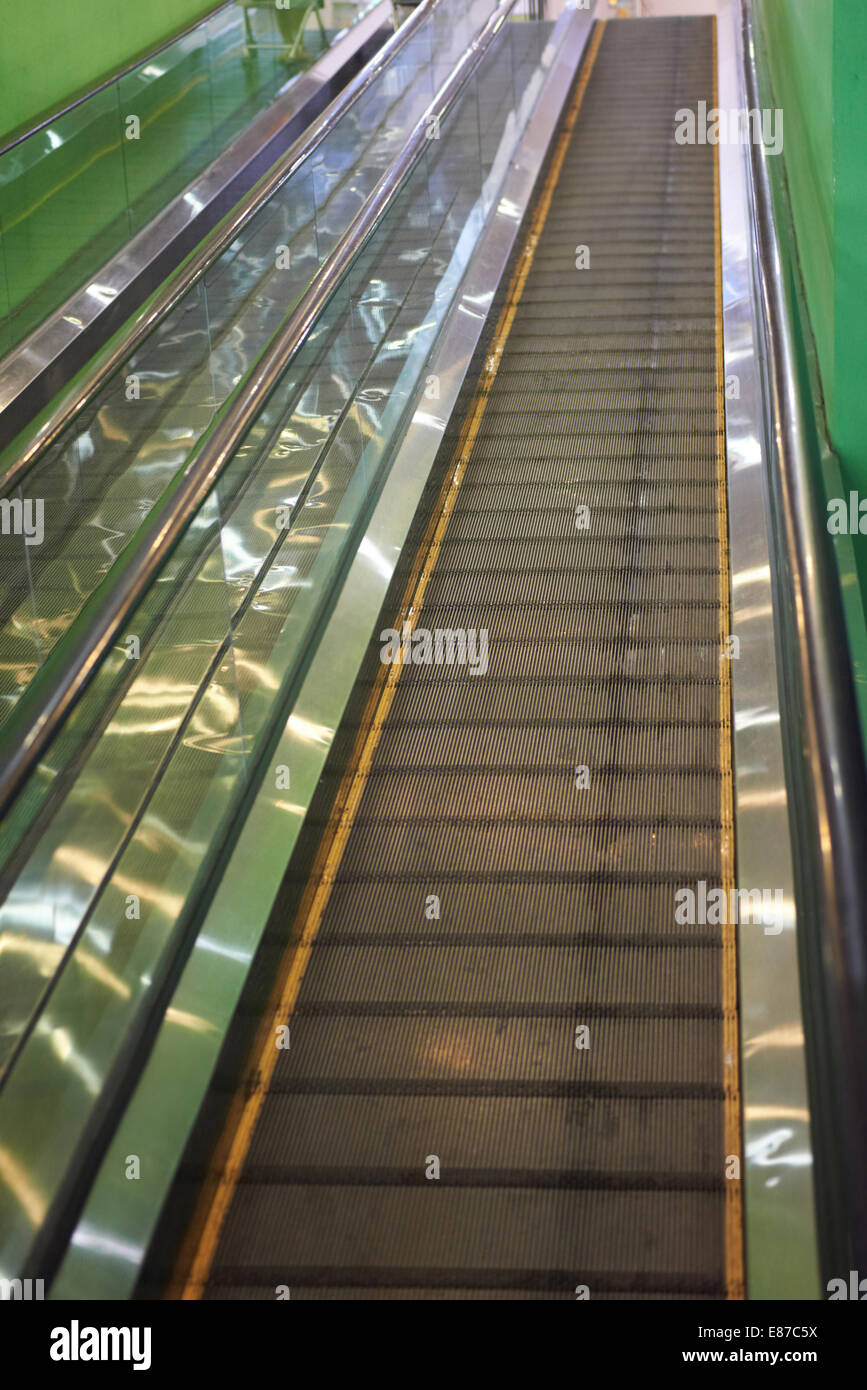 Escalator Steps Stock Photos & Escalator Steps Stock Images - Alamy