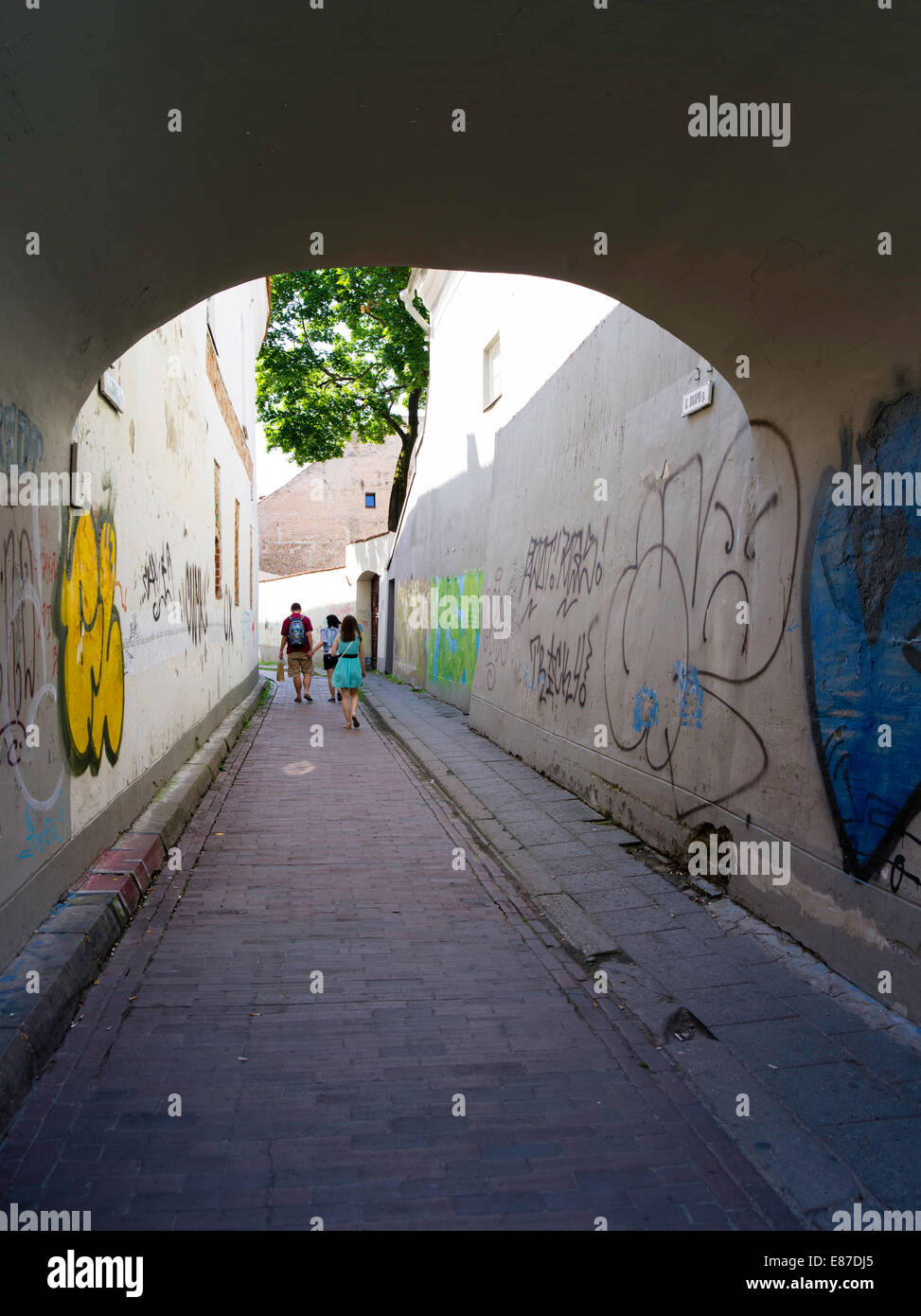 Young women walking graffiti hi-res stock photography and images - Alamy