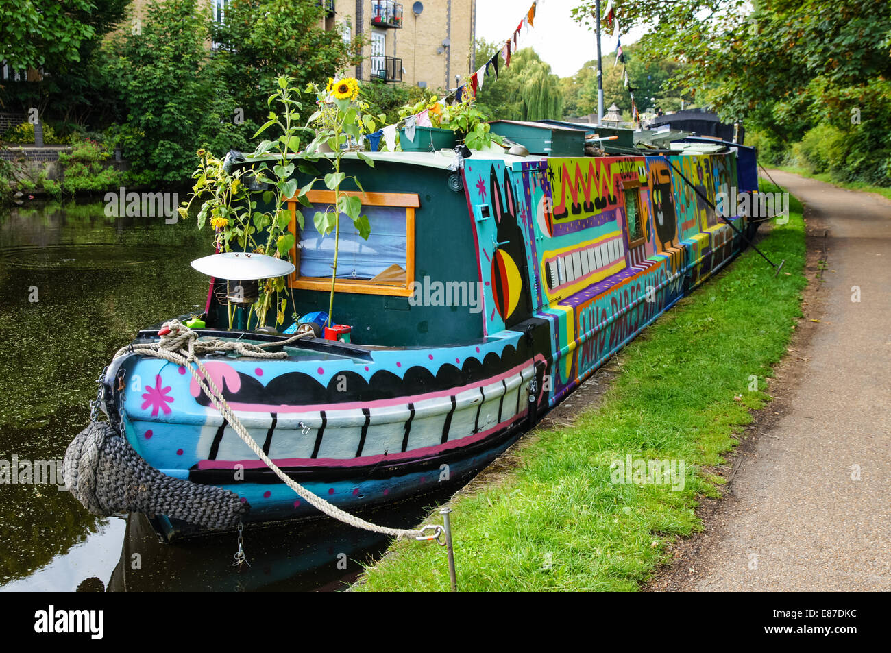 Hackney canal hi-res stock photography and images - Alamy