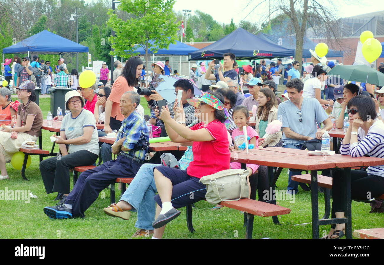 Community food event children hi-res stock photography and images - Alamy