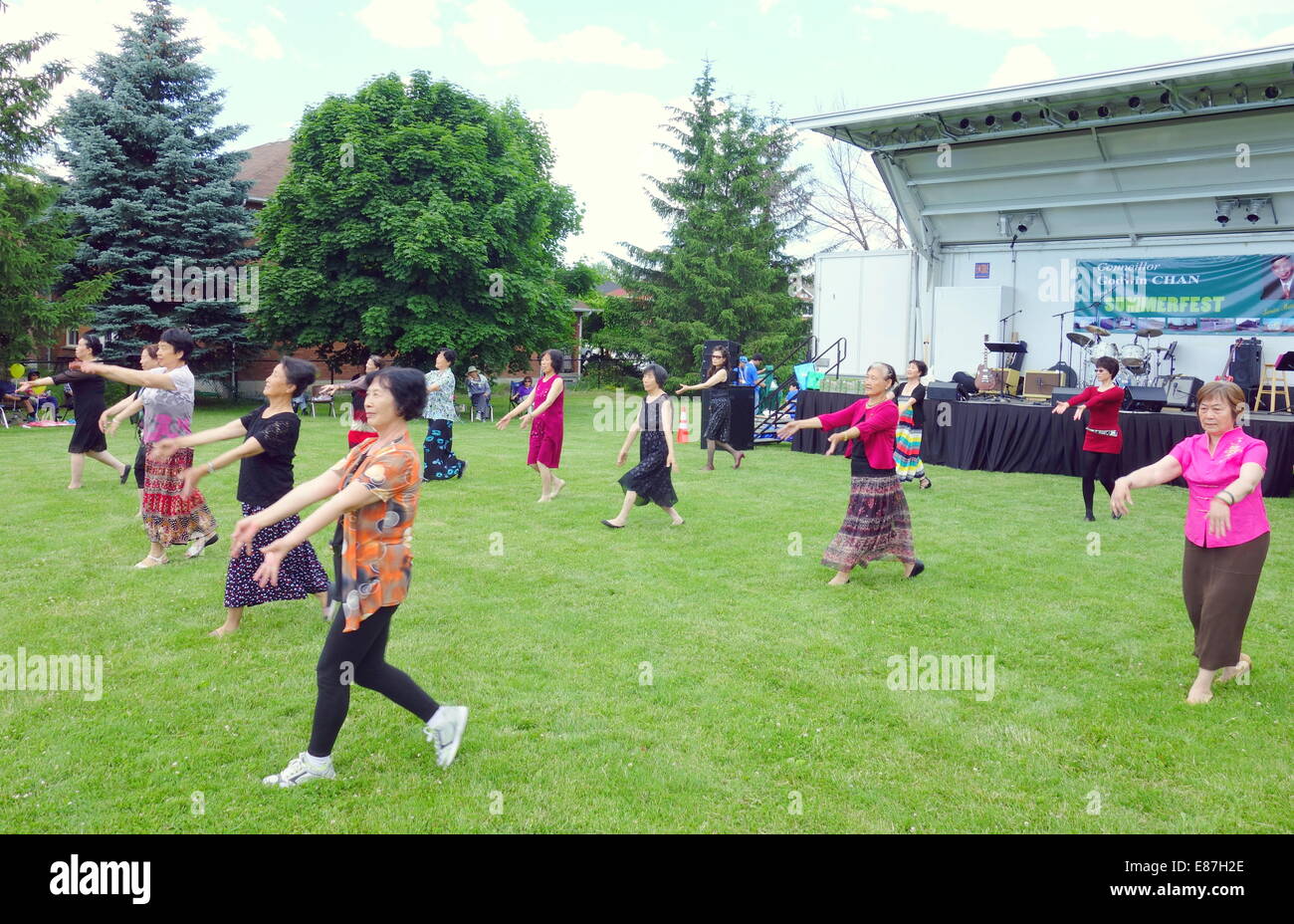 Old women dancing hi-res stock photography and images - Alamy