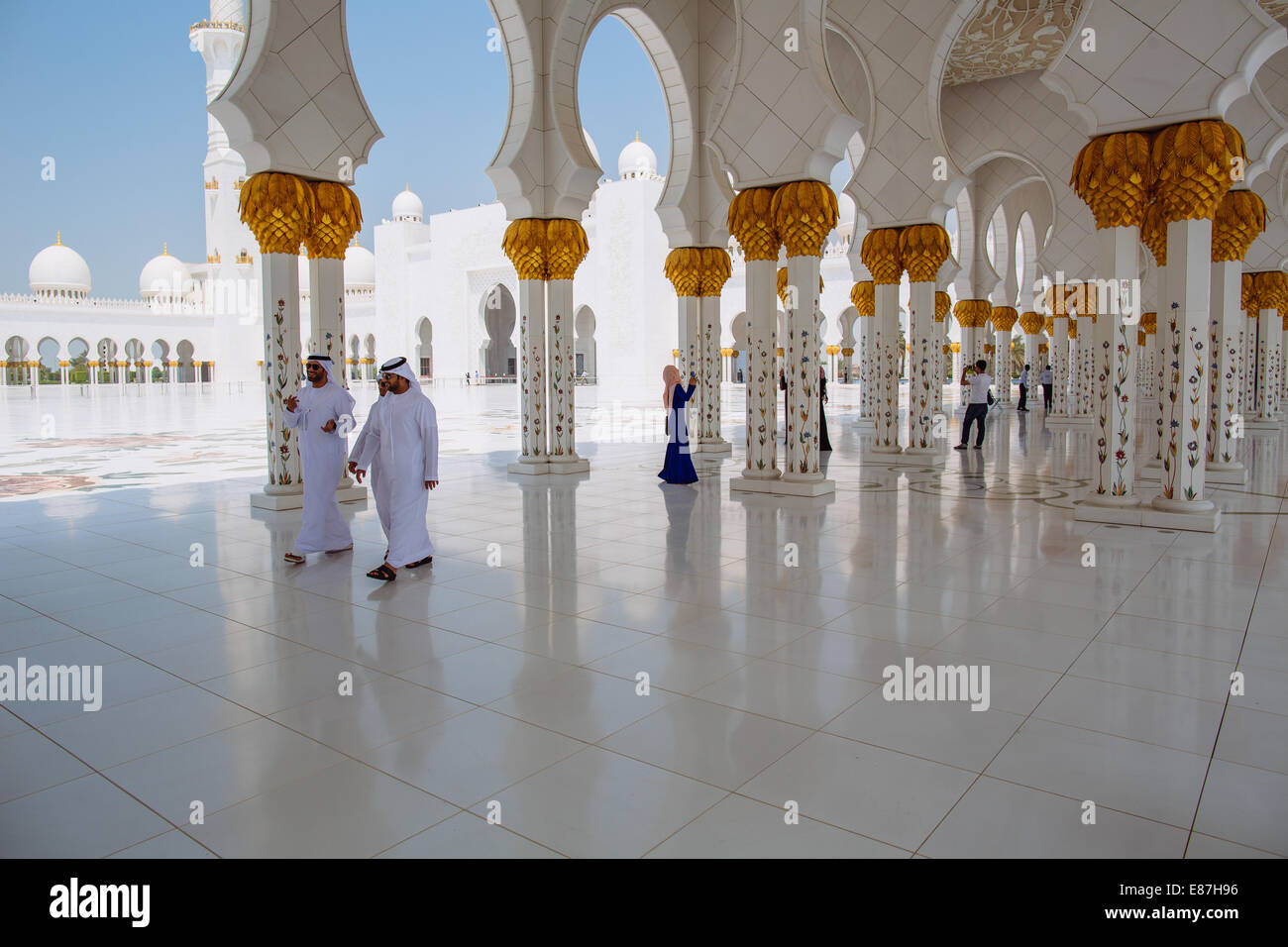 Exterior view Abu Dhabi Sheikh Zayed Grand Mosque Stock Photo - Alamy