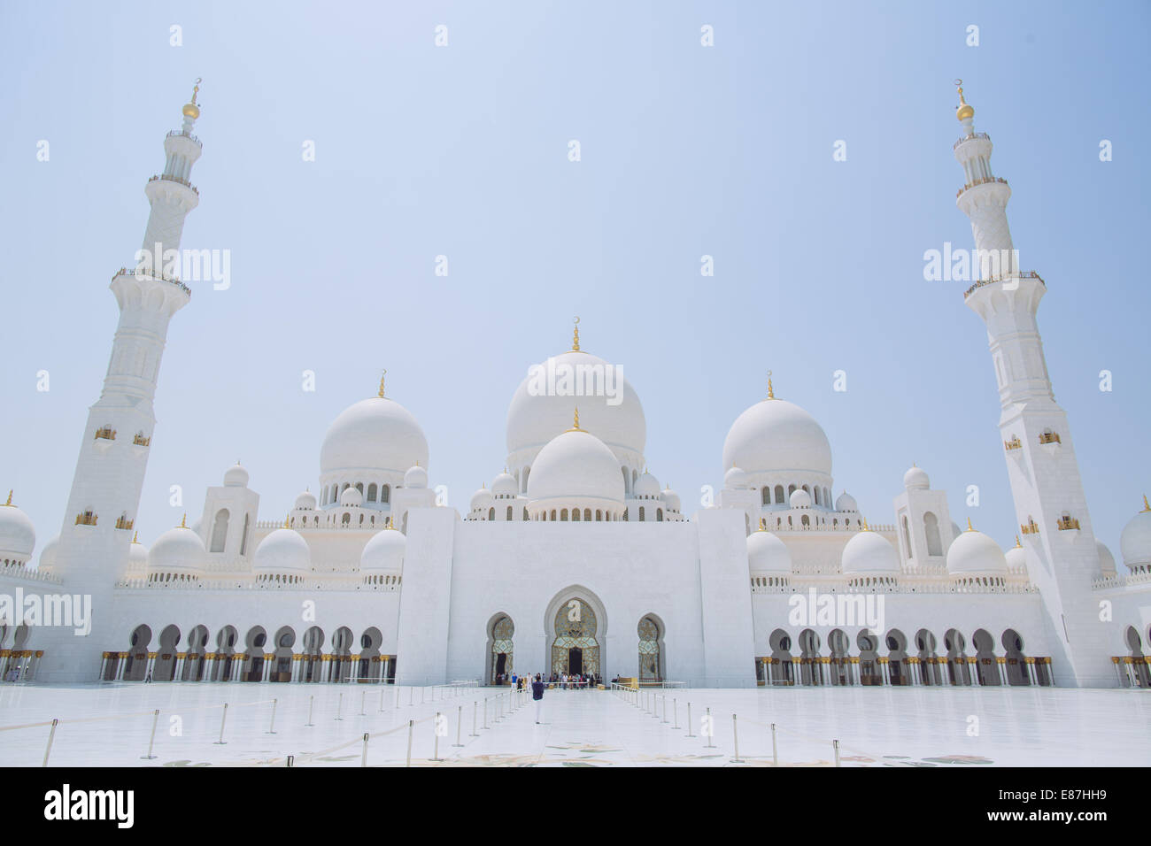 Exterior view Abu Dhabi Sheikh Zayed Grand Mosque Stock Photo - Alamy
