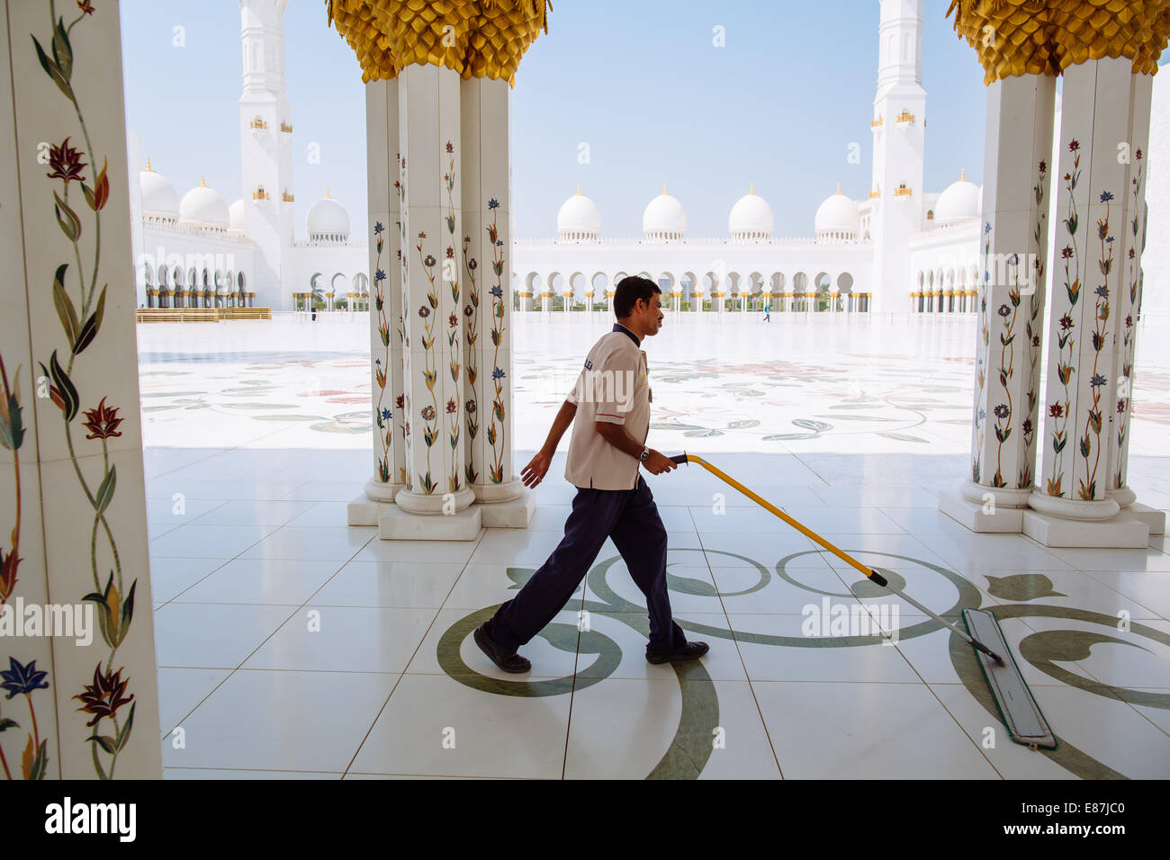 Man cleaning Abu Dhabi Sheikh Zayed Grand Mosque´s floor Stock Photo ...