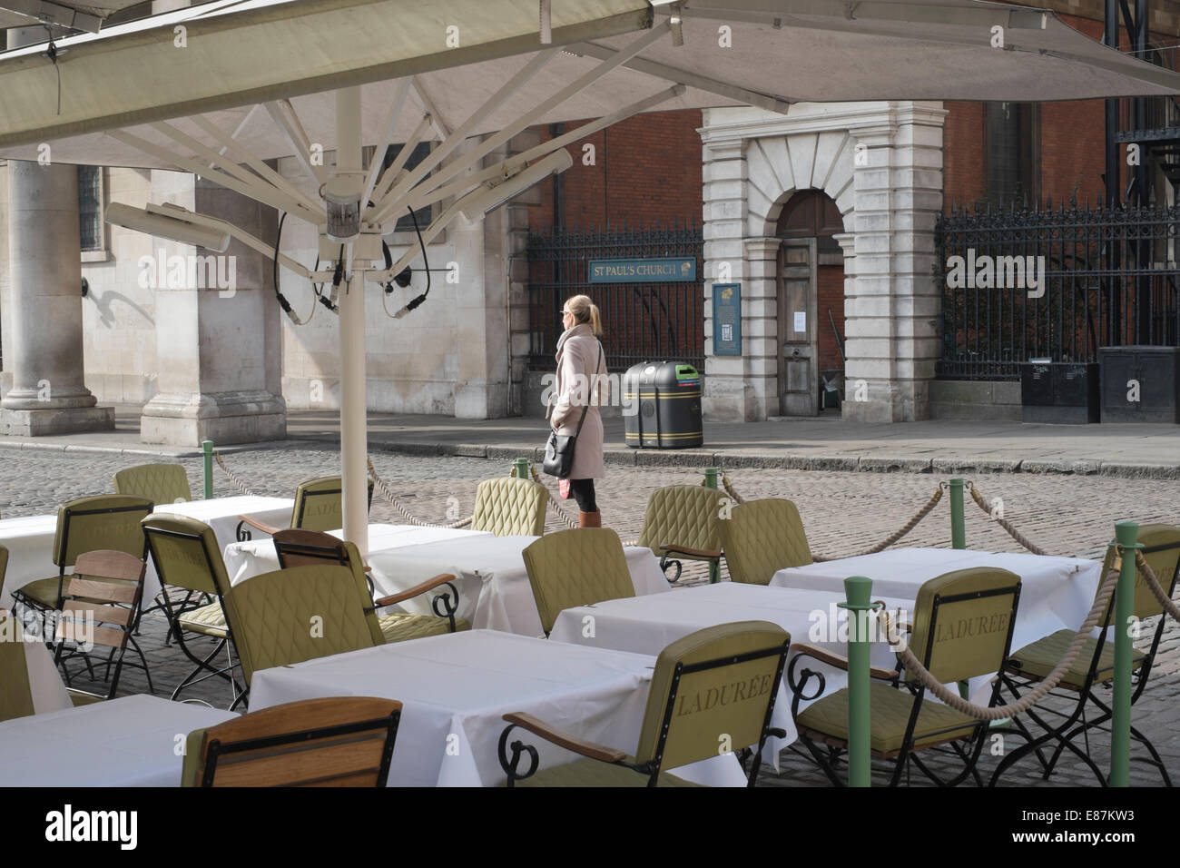 Woman waiting restaurant hi-res stock photography and images - Alamy