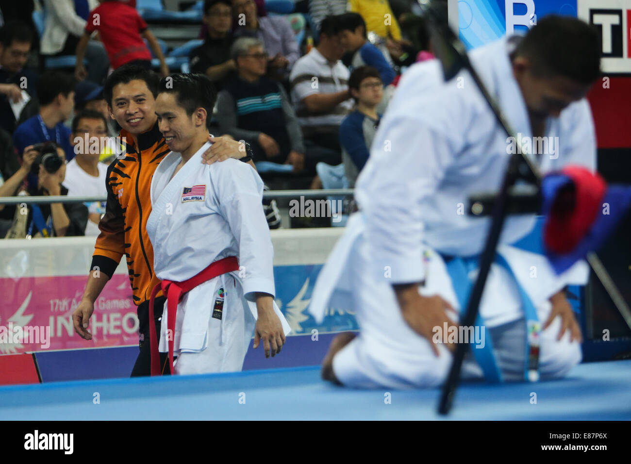 Incheon, South Korea. 2nd Oct, 2014. Lim Chee Wei (2nd L) of Malaysia ...
