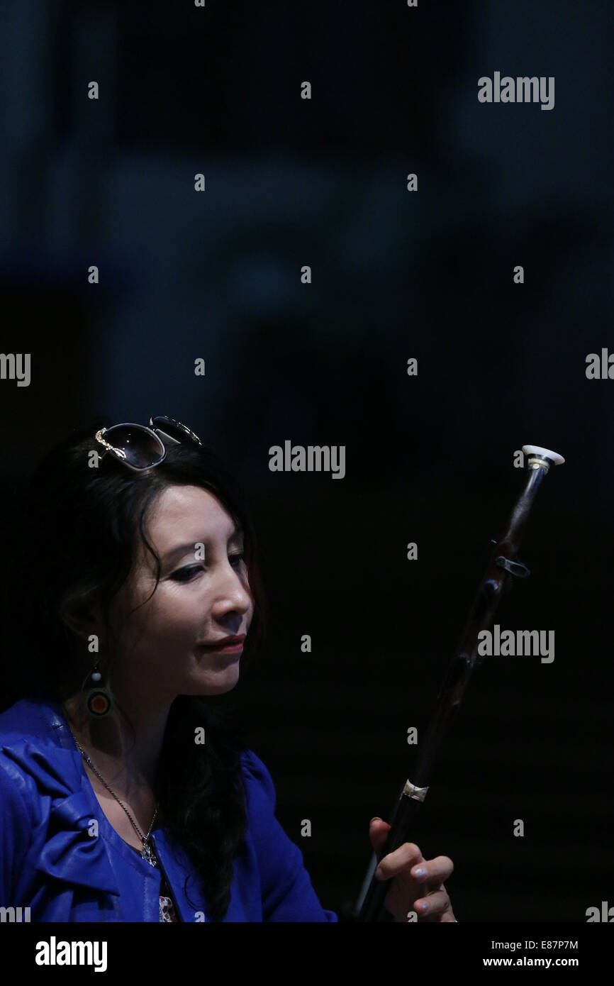 Give a concert hi-res stock photography and images - Alamy