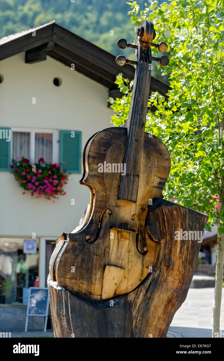 Wooden sculpture of a violin, Mittenwald, Werdenfelser Land, Upper ...