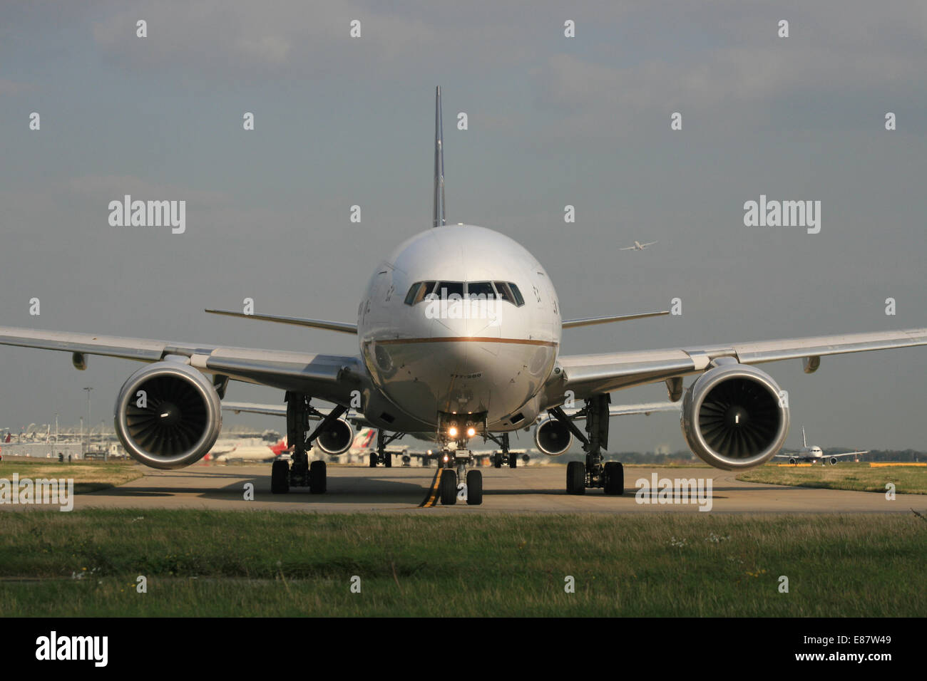 UNITED BOEING 777 HEAD ON Stock Photo - Alamy
