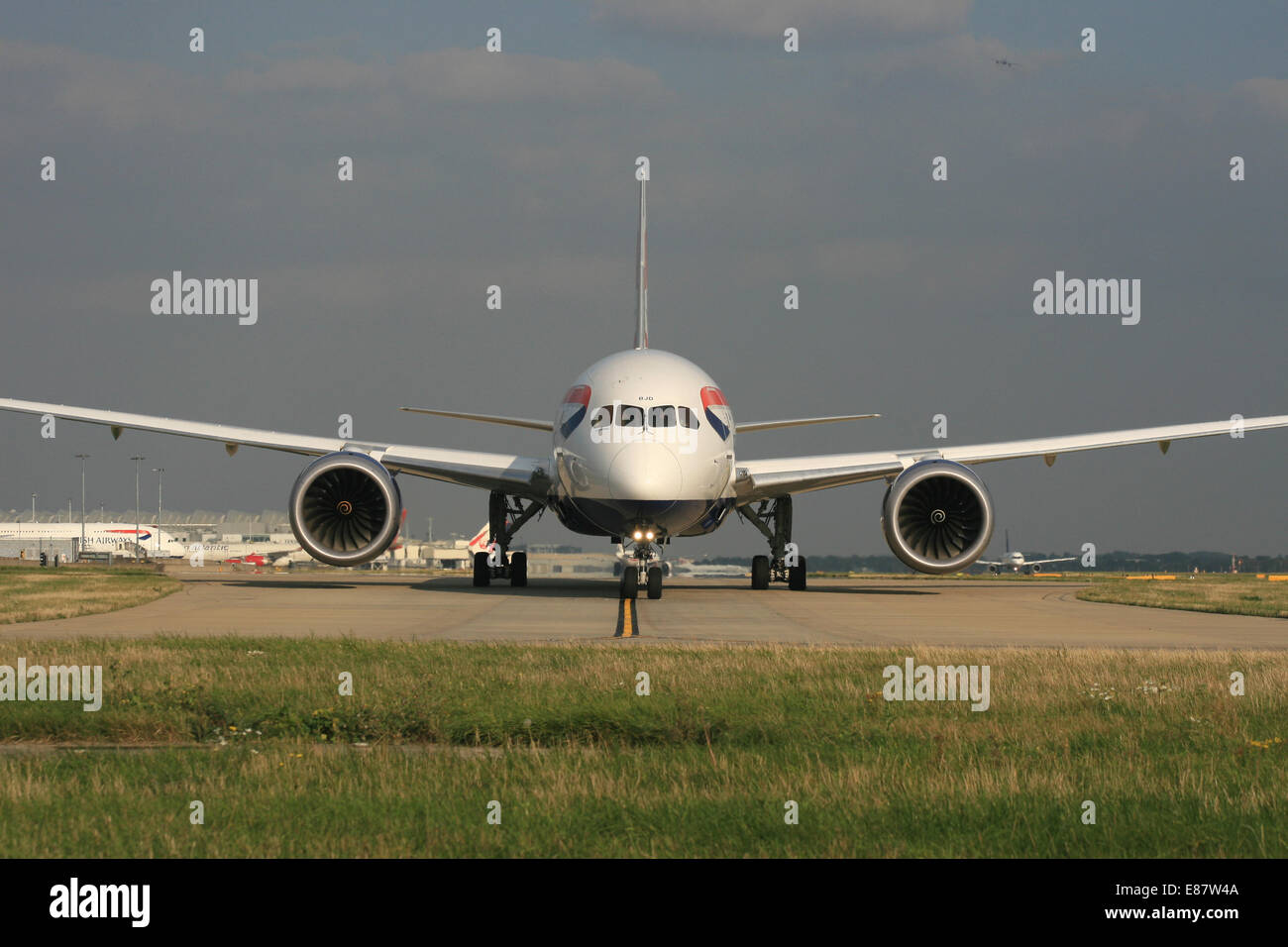 Boeing 787 flying hi-res stock photography and images - Alamy