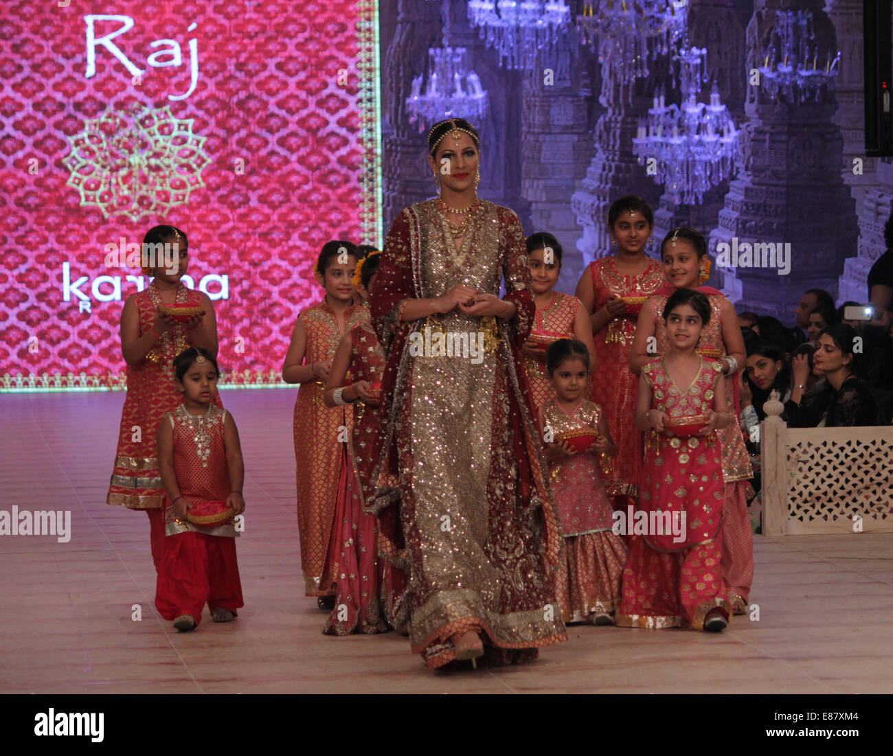 Pakistan fashion hi-res stock photography and images - Alamy