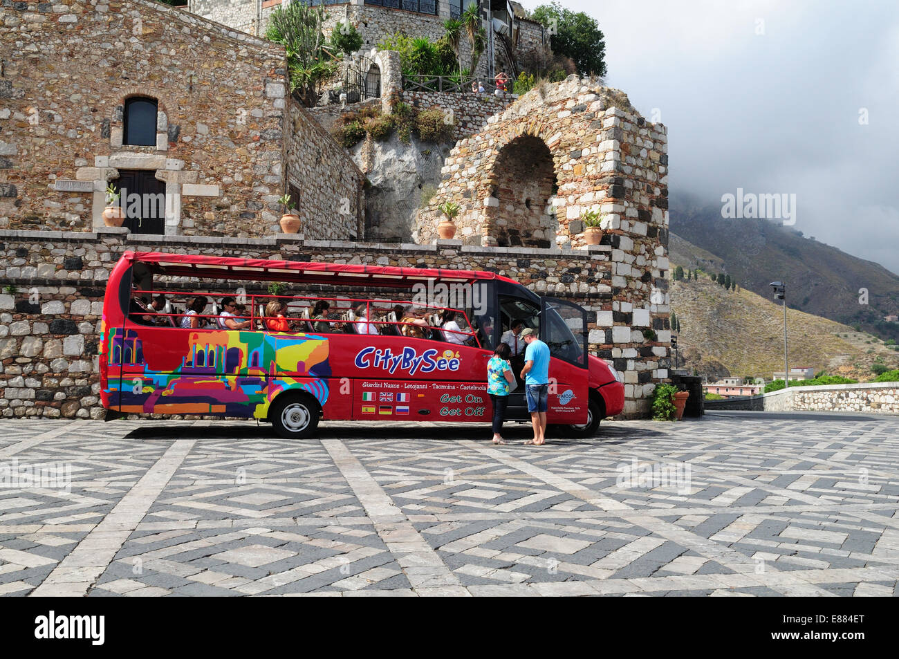 Red tourist bus hi-res stock photography and images - Alamy