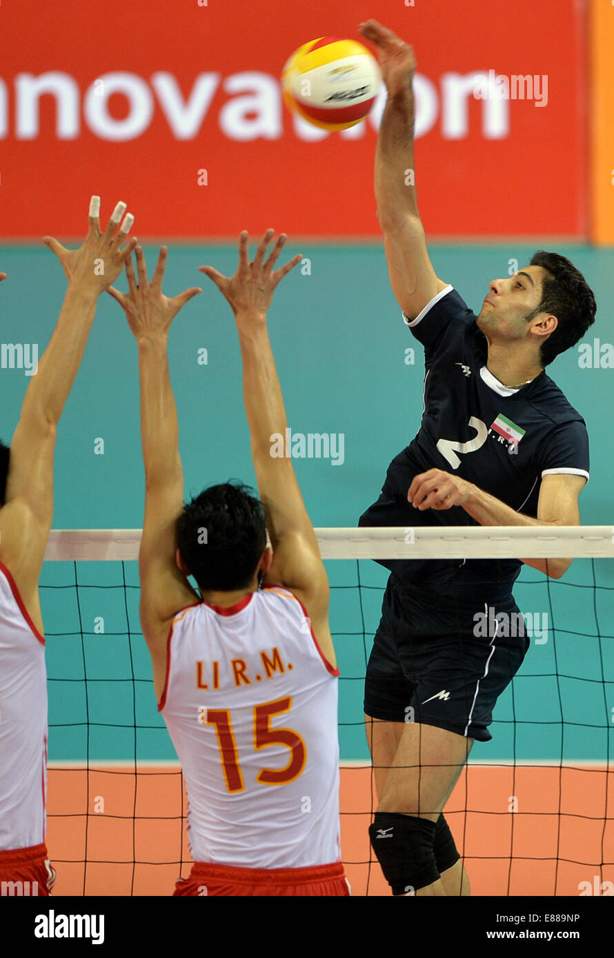 Incheon, South Korea. 2nd Oct, 2014. Li Ruiming (2nd R) of China blocks ...
