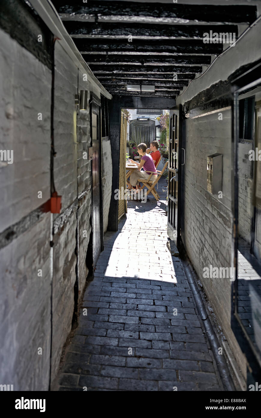 Uk alleyways hi-res stock photography and images - Alamy