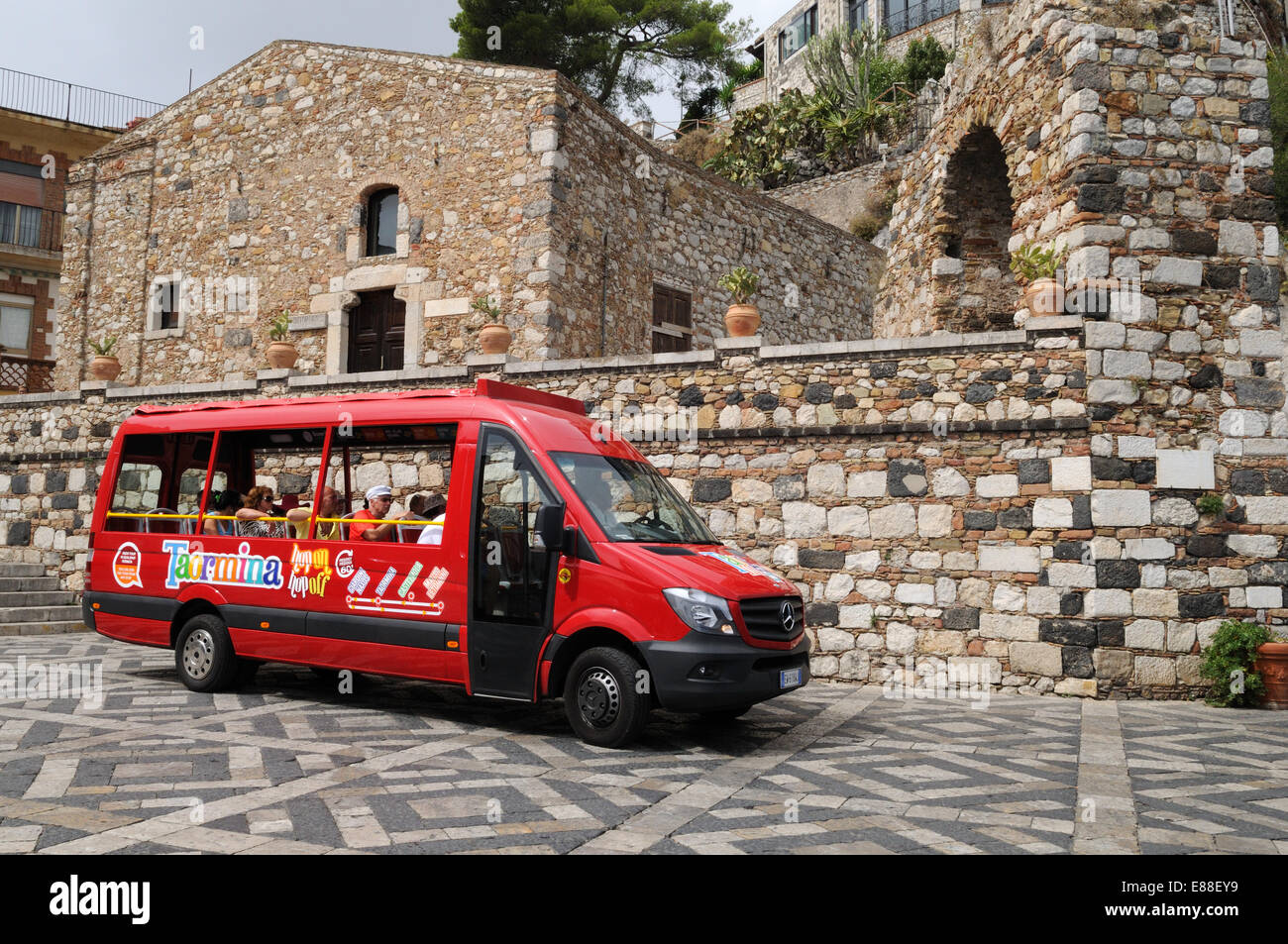 Red tourist bus hi-res stock photography and images - Alamy