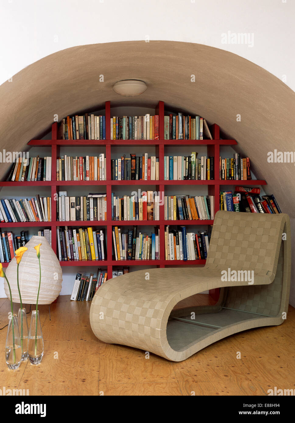 Modern pre-formed chaise-longue in large curved alcove with built-in ...