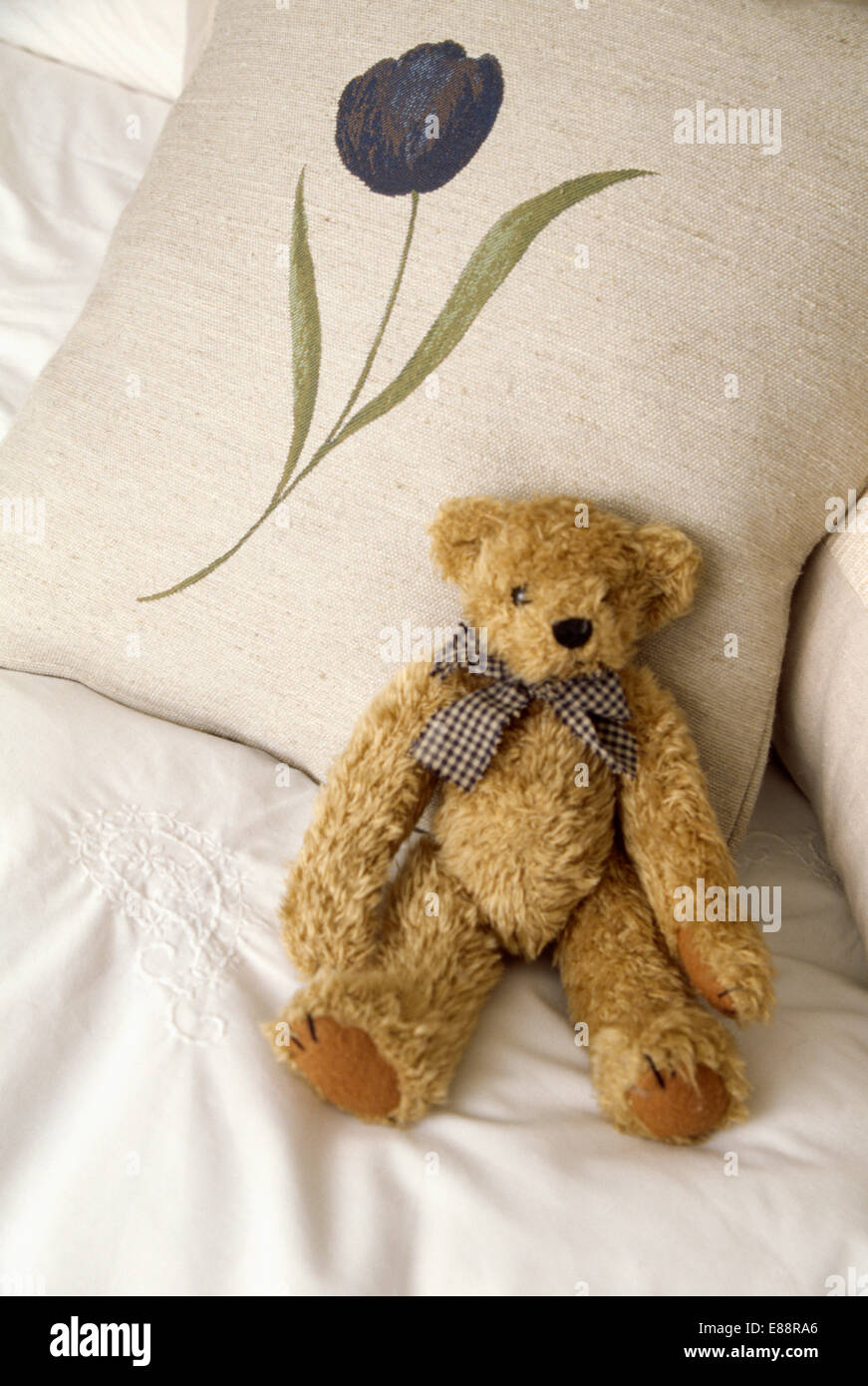 Linen cushion hi-res stock photography and images - Alamy