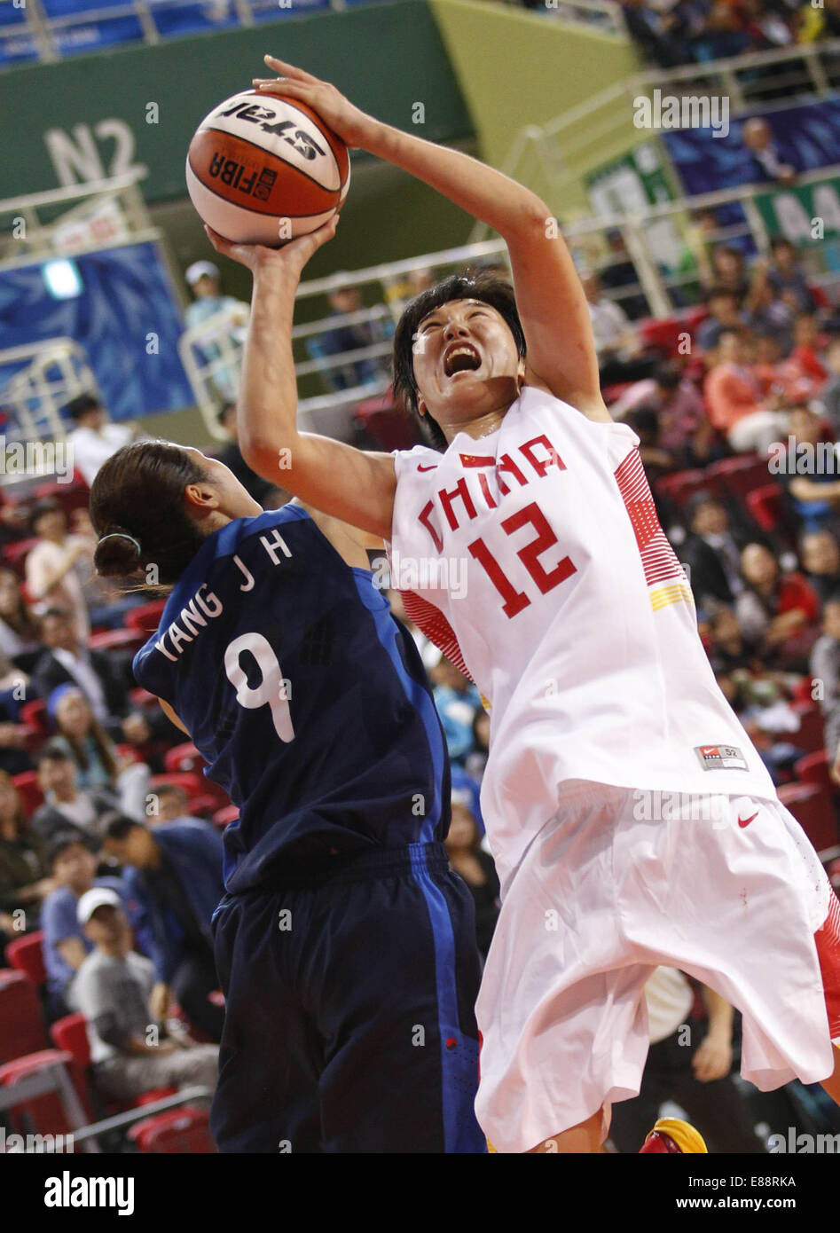 Incheon, South Korea. 2nd Oct, 2014. Zhang Fan (R) of China vies for a ...