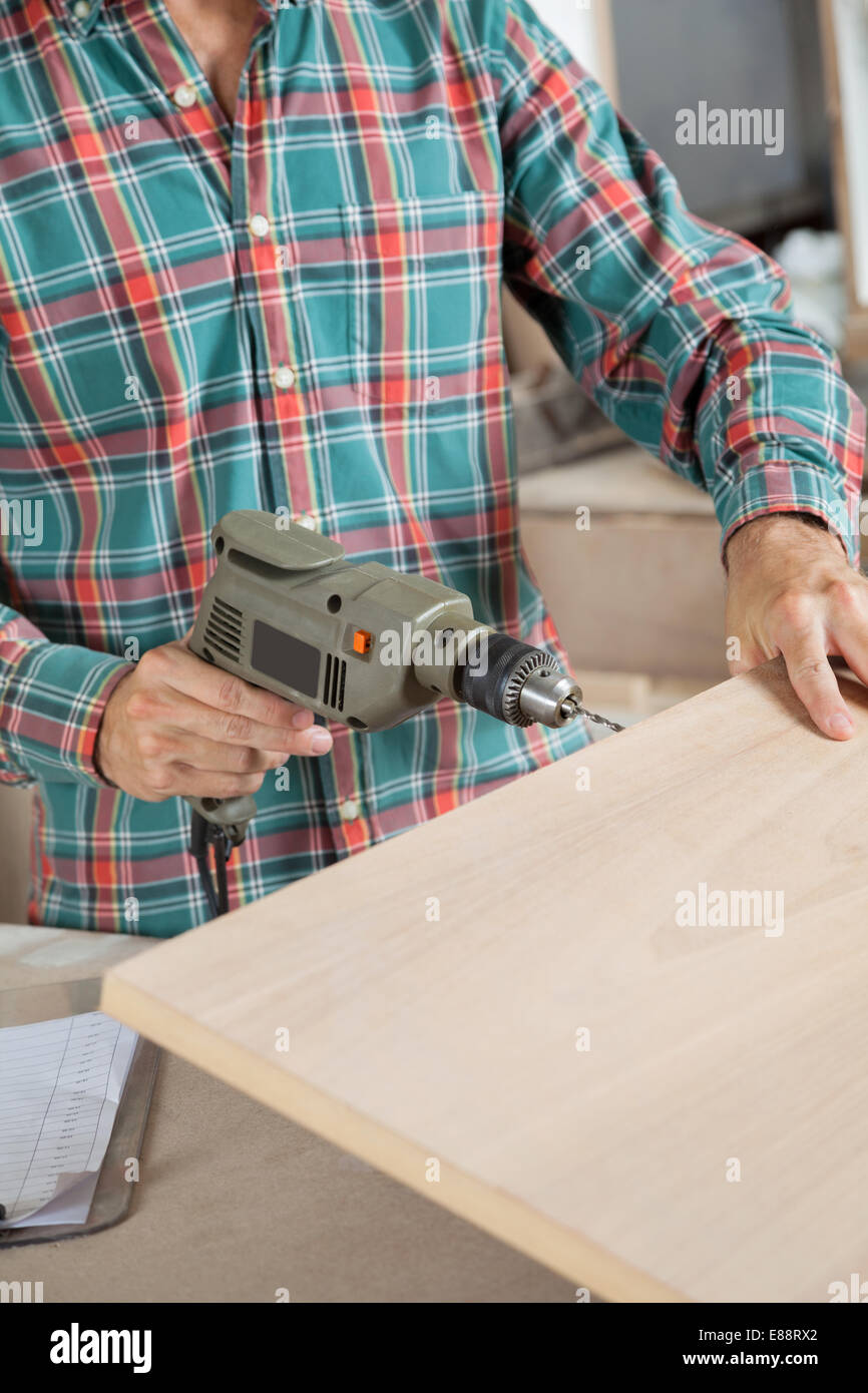 Carpenter using electric drill hi-res stock photography and images - Alamy