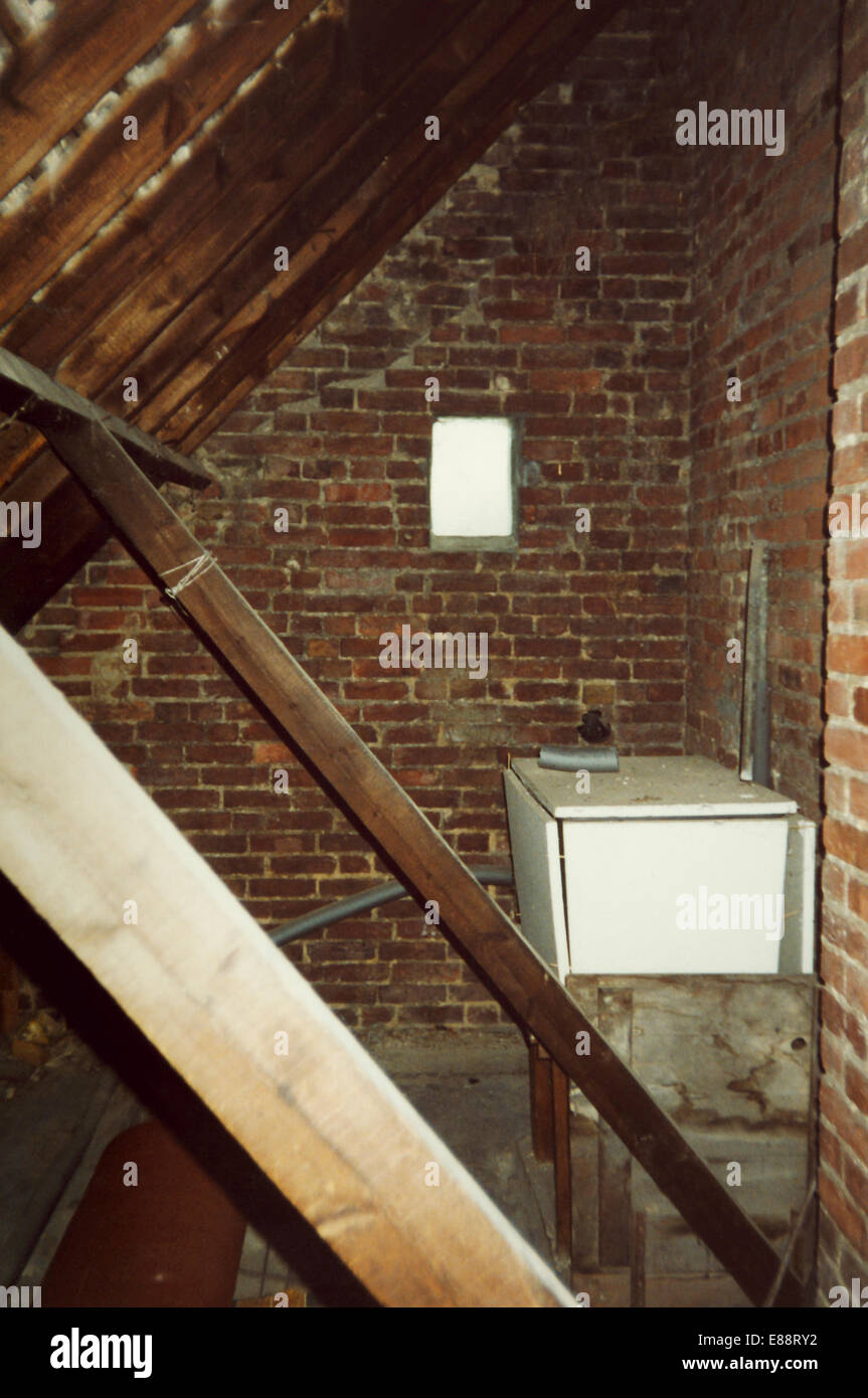 Exposed rafters hi-res stock photography and images - Alamy