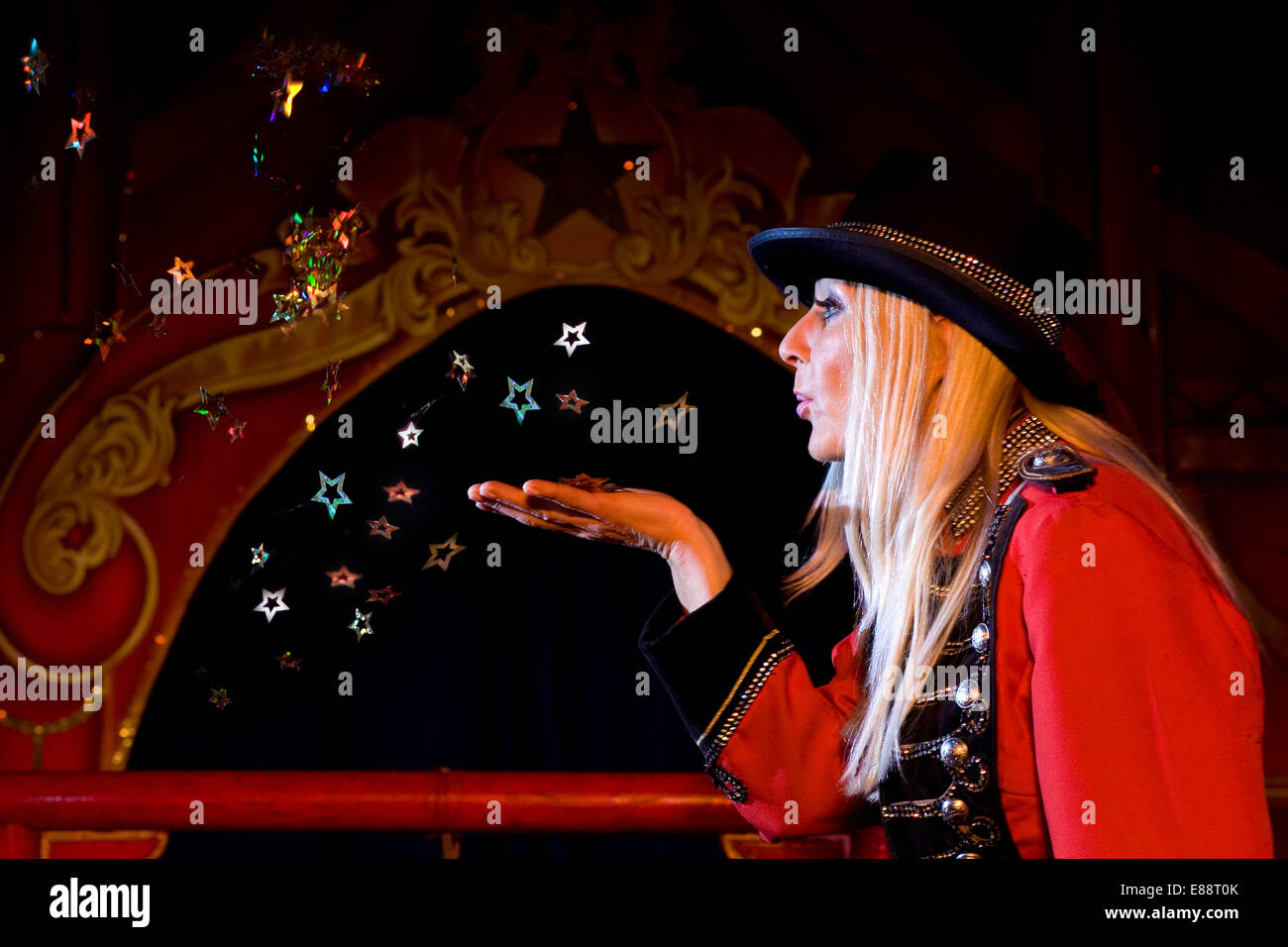 Circus female ringmaster hi-res stock photography and images - Alamy