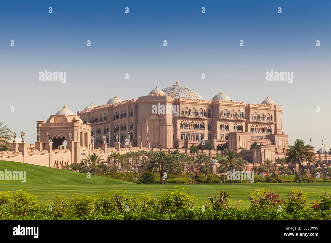 Emirates palace hi-res stock photography and images - Alamy