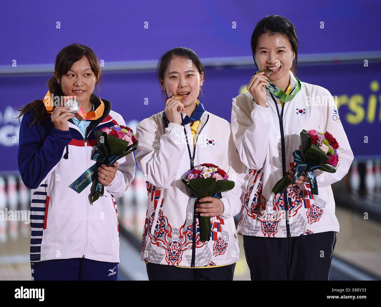 Incheon, South Korea. 2nd Oct, 2014. Gold medalist Lee Nayoung (C) of ...
