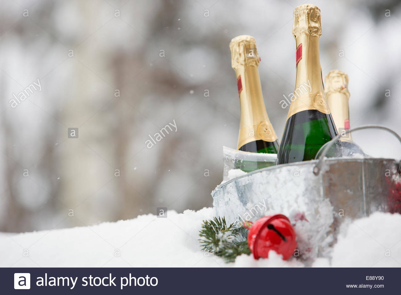 Champagne christmas snow hi-res stock photography and images - Alamy