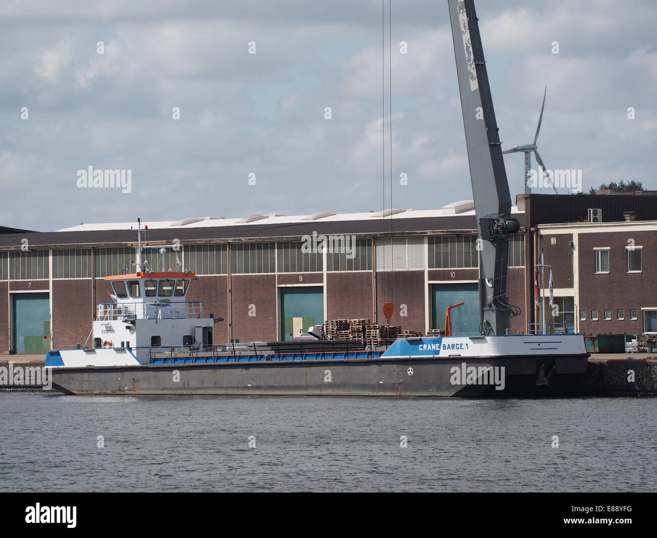 Crane barge 1 hi-res stock photography and images - Alamy