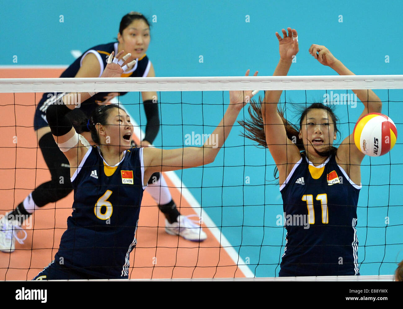 Incheon, South Korea. 2nd Oct, 2014. Yan Ni (L) and Liu Yanhan of China ...