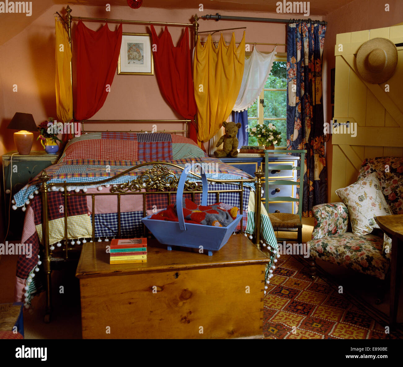 Half tester bed hi-res stock photography and images - Alamy