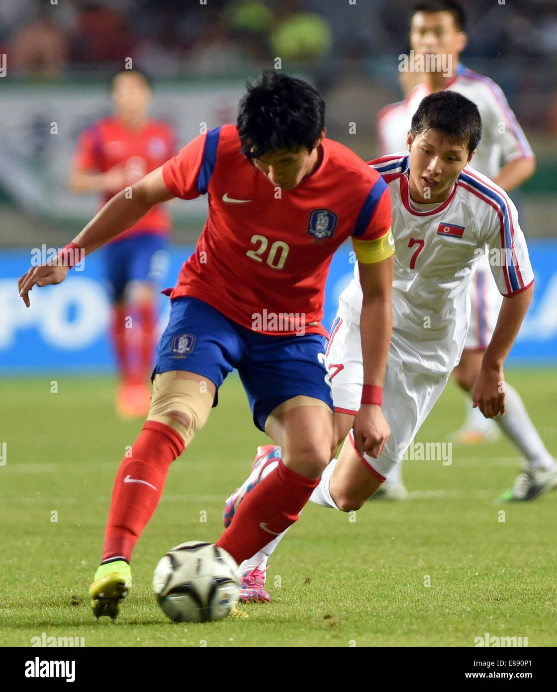 Incheon, South Korea. 2nd Oct, 2014. Jang Hyunsoo (front) of South ...