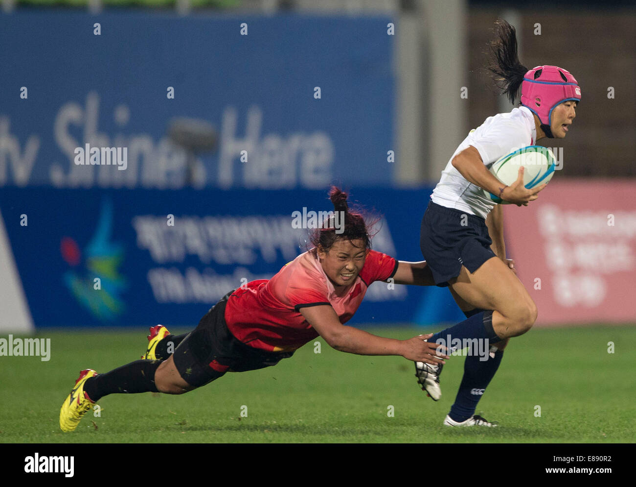 Incheon, South Korea. 2nd Oct, 2014. Yu Xiaoming (L) of China defends ...