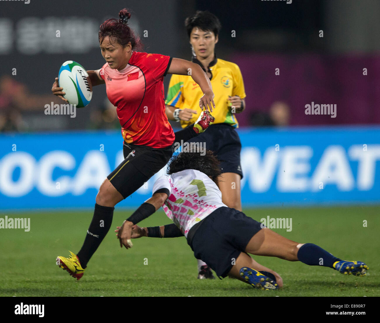 Incheon, South Korea. 2nd Oct, 2014. Yu Xiaoming (L) of China breaks ...