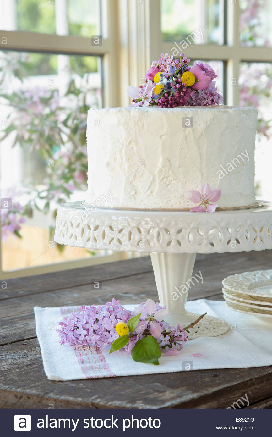 Flower birthday cake hi-res stock photography and images - Alamy