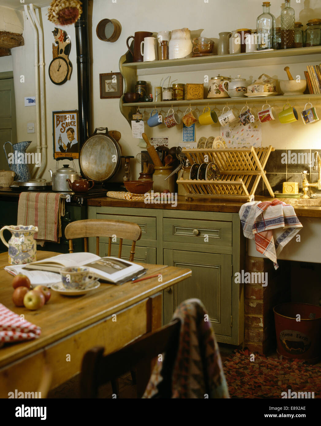 Traditional cottage kitchen Stock Photo - Alamy