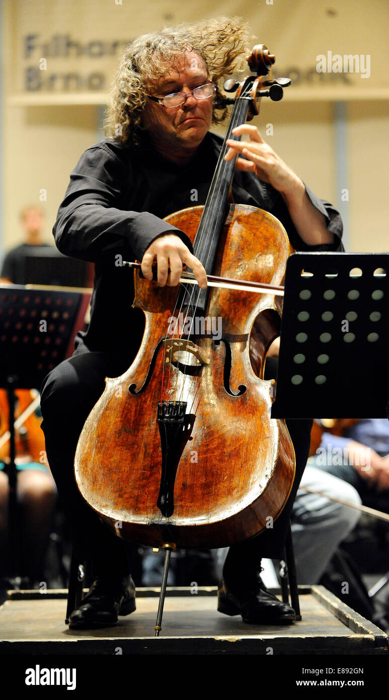 Russian cellist hi-res stock photography and images - Alamy