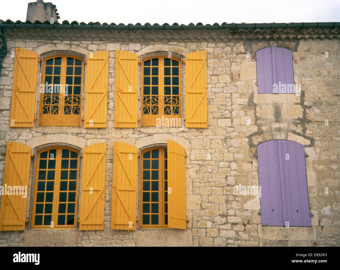Old yellow windows hi-res stock photography and images - Alamy