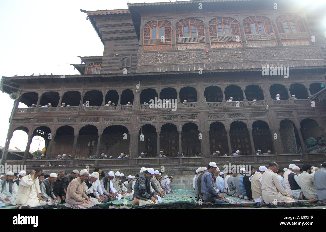Oct. 2, 2014 - Kashmiri Muslims pray outside the Shah-e Hamdan Mosque ...