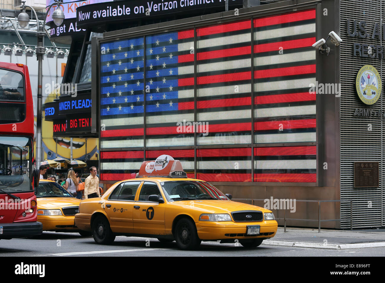 New York, USA, taxi and the national colors of the USA in Times Square ...
