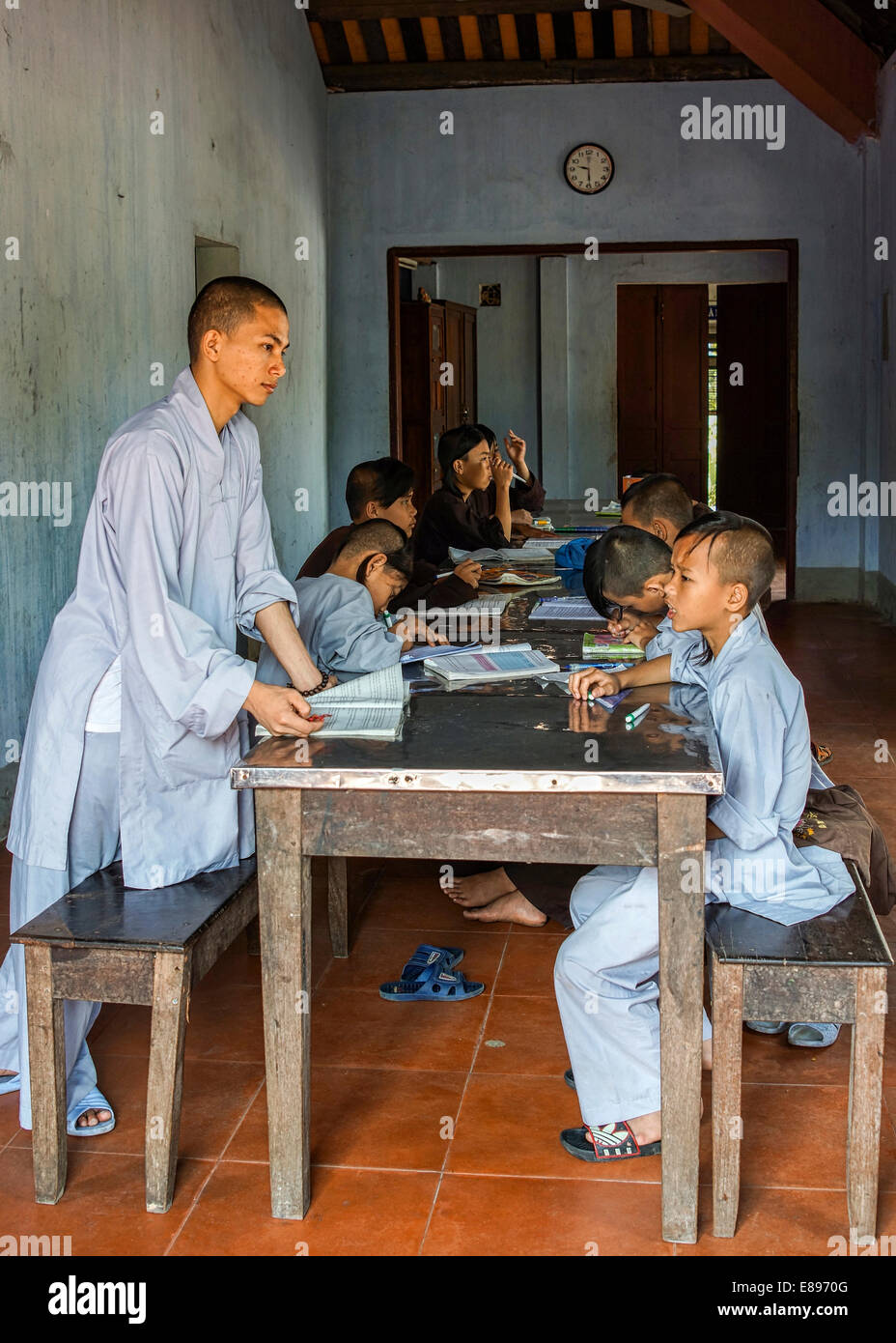 Buddhist monk vietnam pagoda hi-res stock photography and images - Alamy