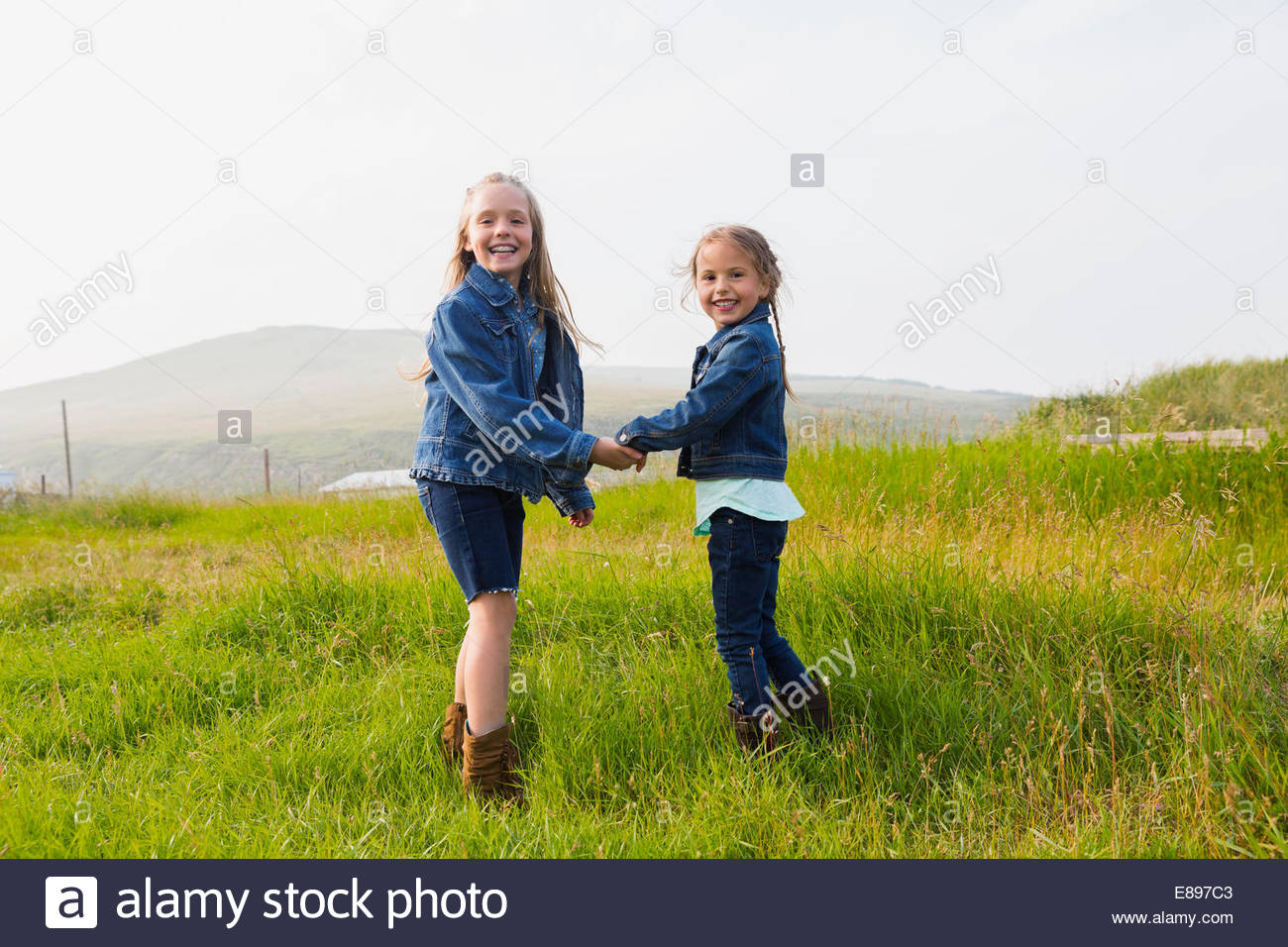Girls holding hands hi-res stock photography and images - Alamy