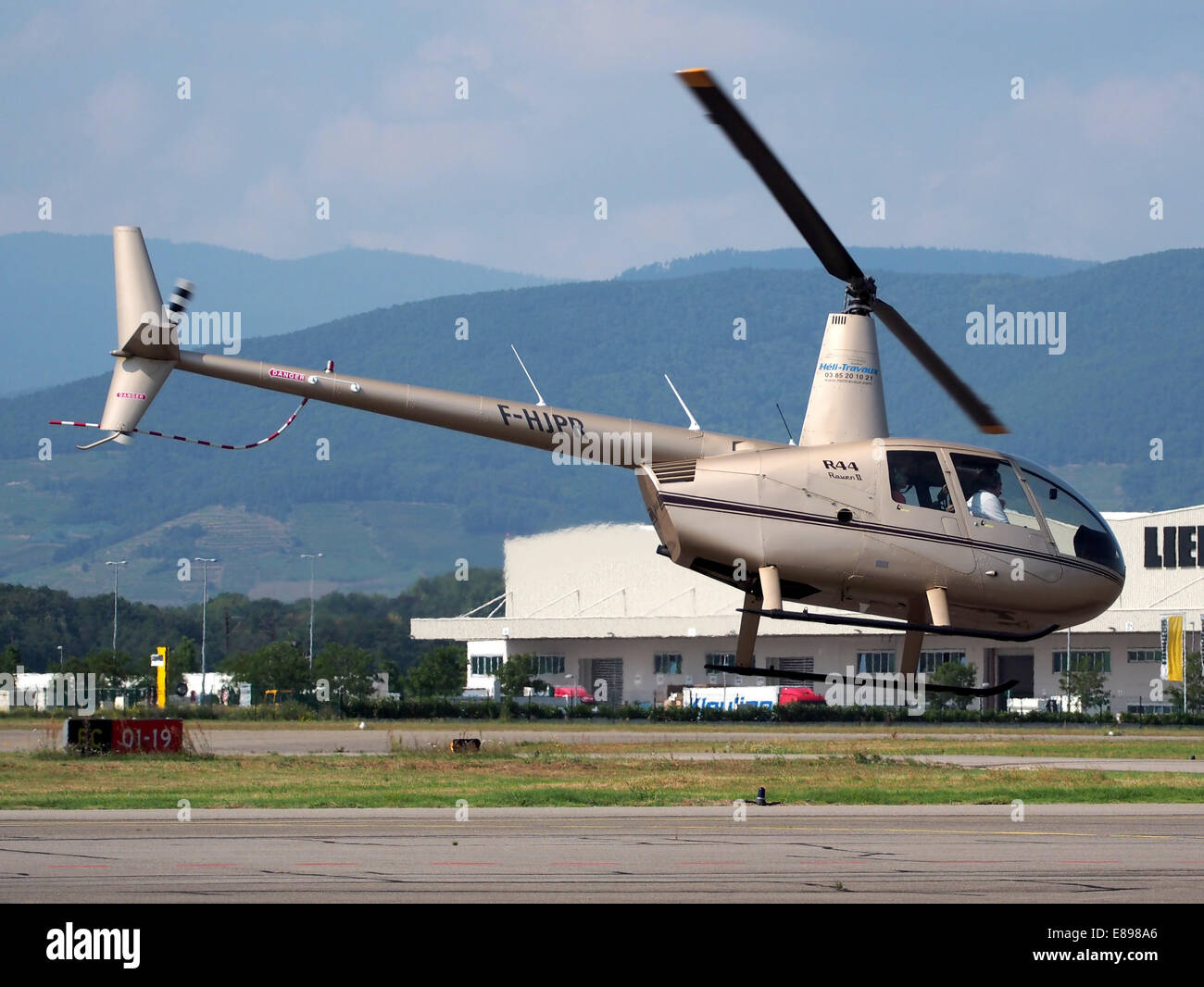 Four seat helicopter hi-res stock photography and images - Alamy
